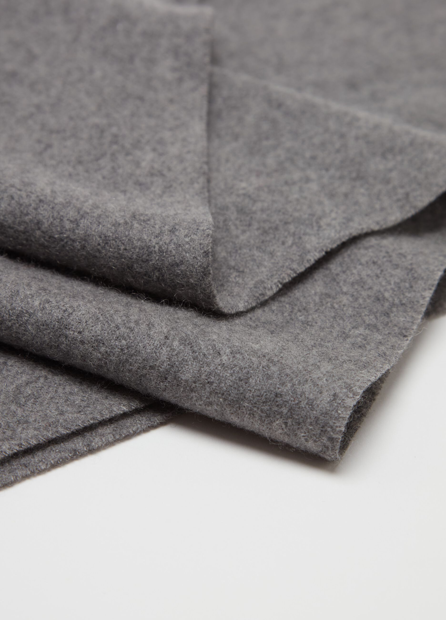 PIOMBO Man's Grey Marl Contemporary cashmere scarf with fringing | OVS